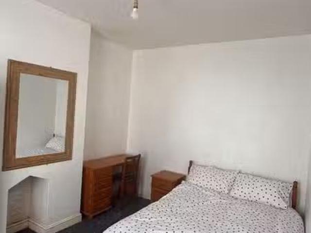 1 bedroom house share for rent in Room Available in, Alcester.