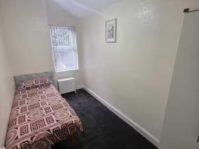 1 bedroom house share for rent in Room Available In Sparkhill.