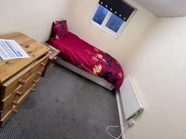 1 bedroom house share for rent in Room Available In Warstock r.