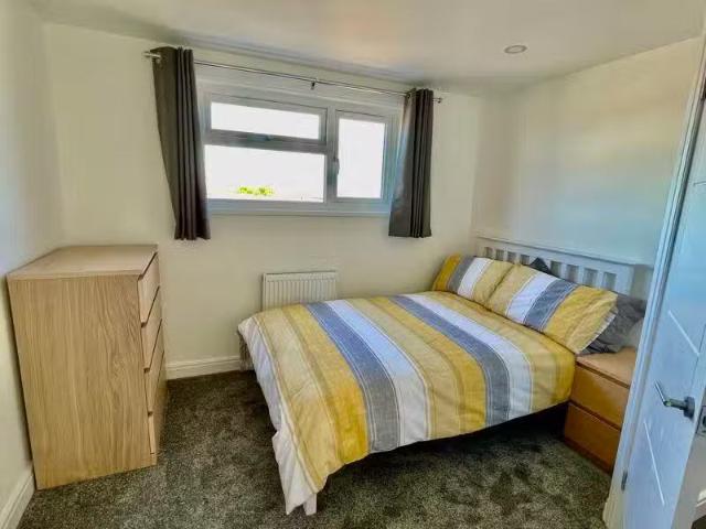1 bedroom house share for rent in Room in shared house Shell.