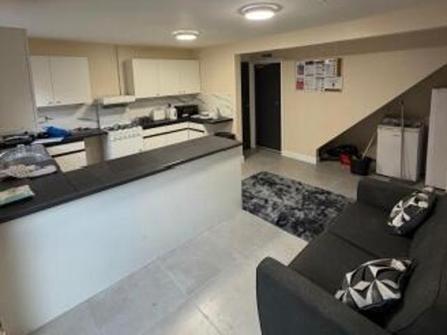 1 bedroom house share for rent in Rooms available Rednel, B45