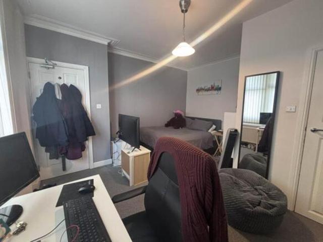 1 bedroom house share for rent in Rosemont Walk Room 1, Bramley, Leeds, LS13
