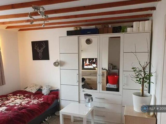 1 Bedroom House Share For Rent In Reading
