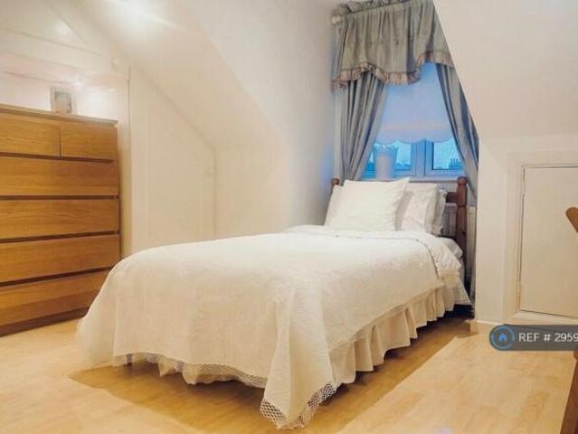 1 bedroom house share for rent in Rutlish Road, London, SW19