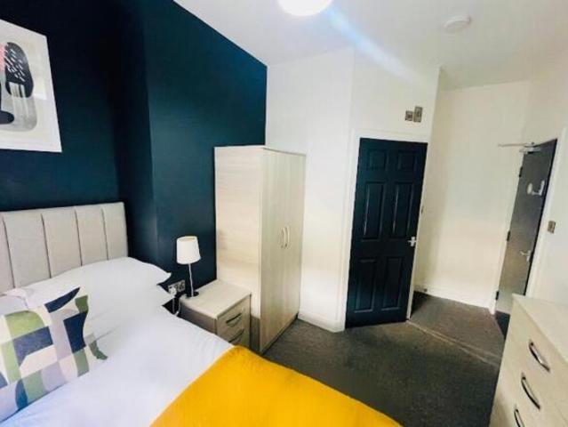 1 bedroom house share for rent in Wadham Street, ST4