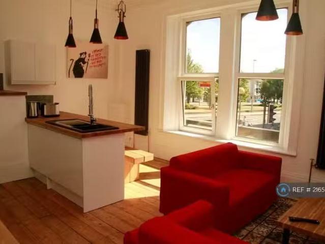 1 bedroom house share for rent in Walliscote Road Room 5, West.