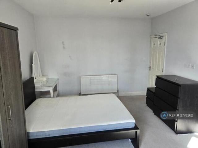 Studio flat for rent in Wycombe Road, Ilford, IG2