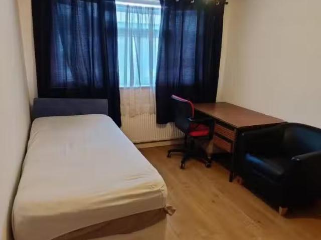 1 bedroom house share for rent in Tryfan Close, Ilford, London.