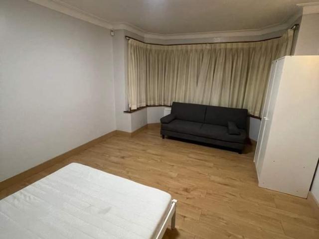 1 bedroom house share to rent