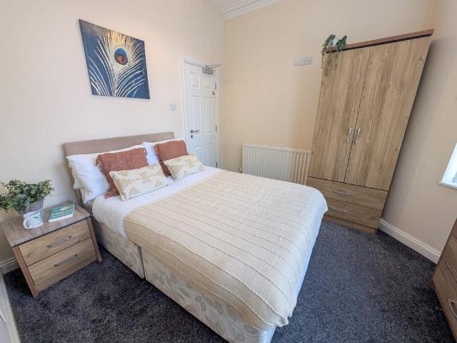 1 bedroom house share to rent