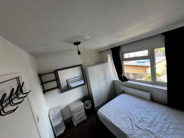 1 bedroom house share to rent