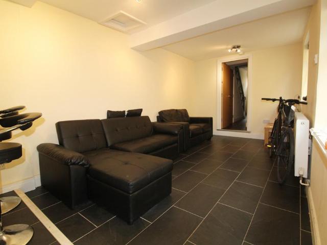 1 bedroom house share to rent