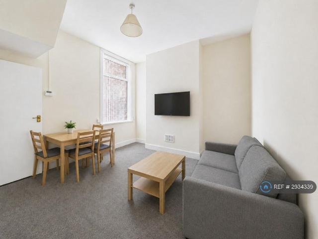 4 bedroom terraced house to rent