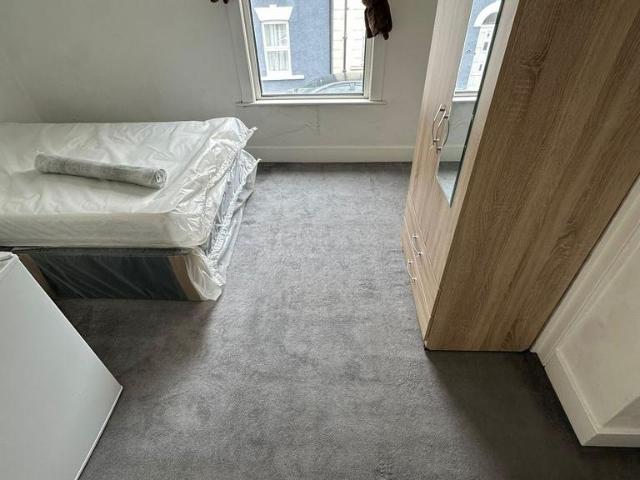1 bedroom house share to rent