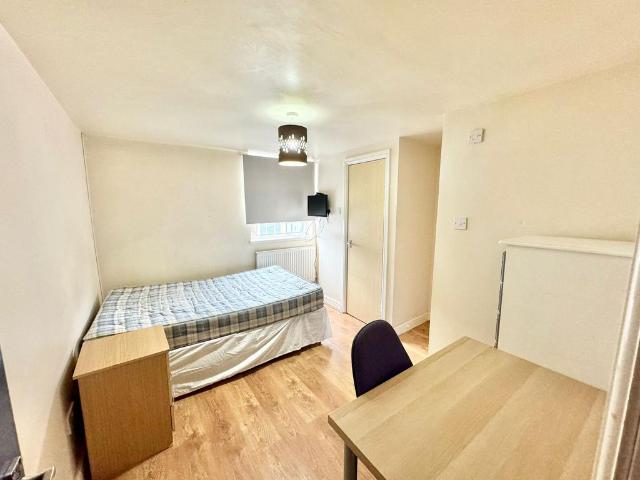 1 bedroom house share to rent