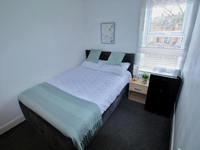 1 bedroom house share to rent