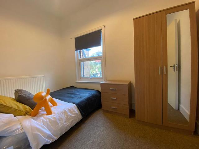 1 bedroom house share to rent