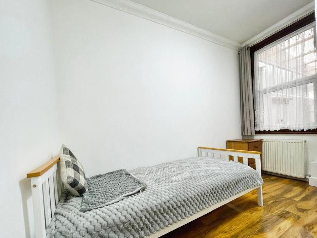 1 bedroom house share to rent