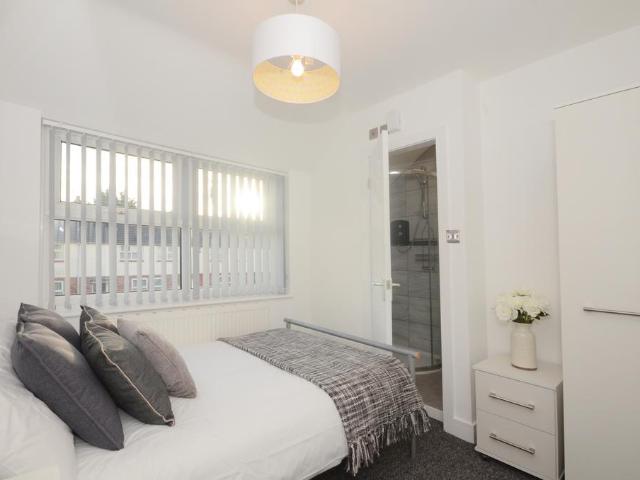1 bedroom house share to rent