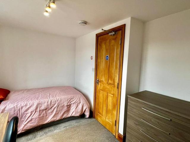 1 bedroom house share to rent