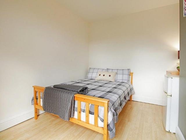 1 bedroom house share to rent
