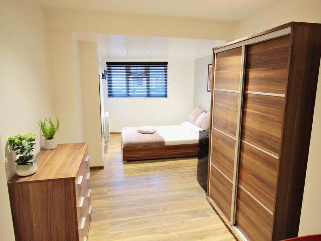 1 bedroom house share to rent