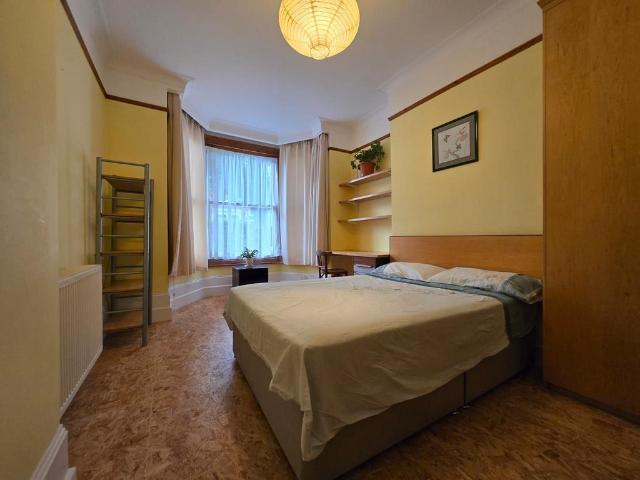 1 bedroom house share to rent