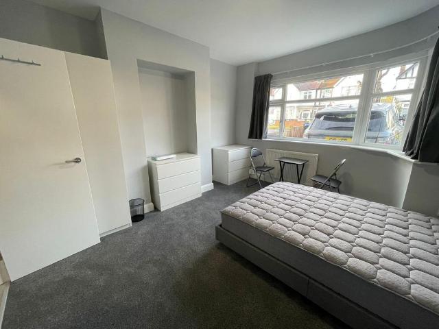 1 bedroom house share to rent