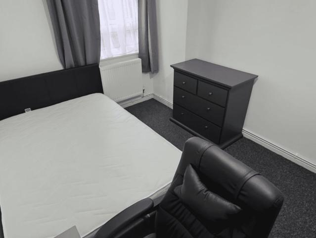 1 bedroom house share to rent