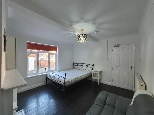 1 bedroom house share to rent