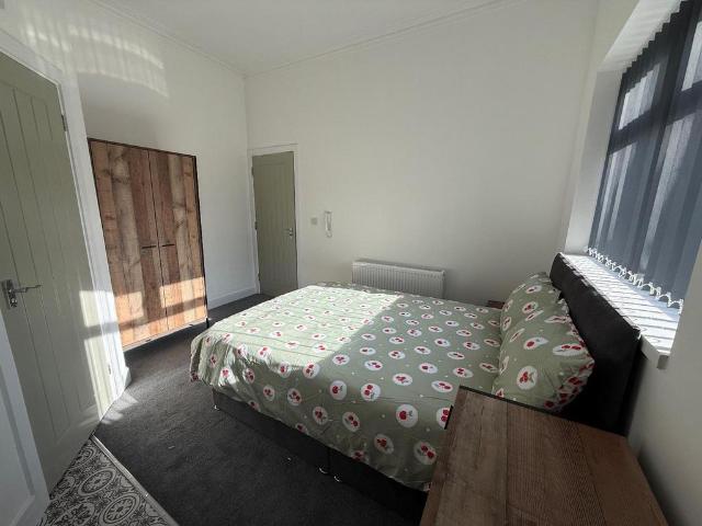 1 bedroom house share to rent