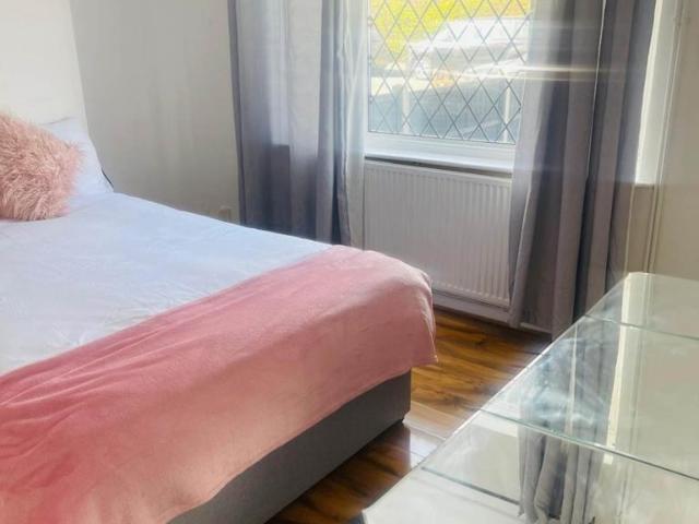 1 bedroom house share to rent