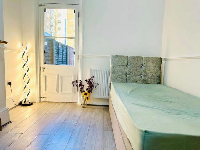 1 bedroom house share to rent