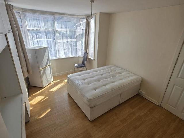 1 bedroom house share to rent