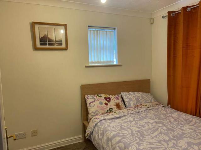 1 bedroom house share to rent