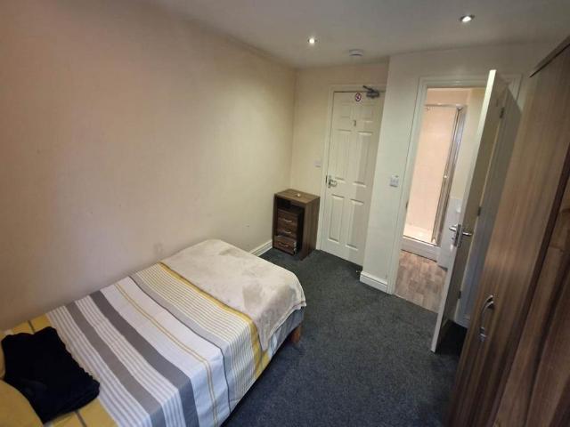 1 bedroom house share to rent