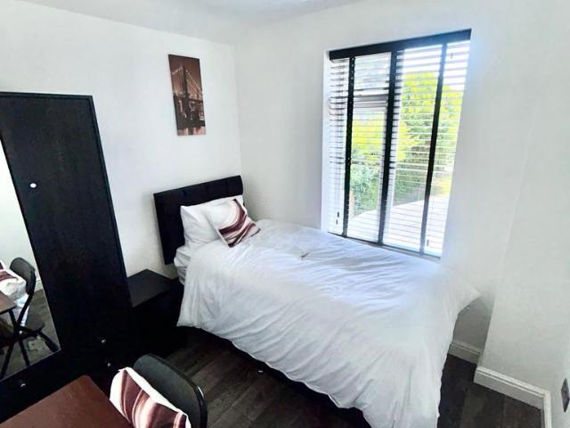 1 bedroom house share to rent