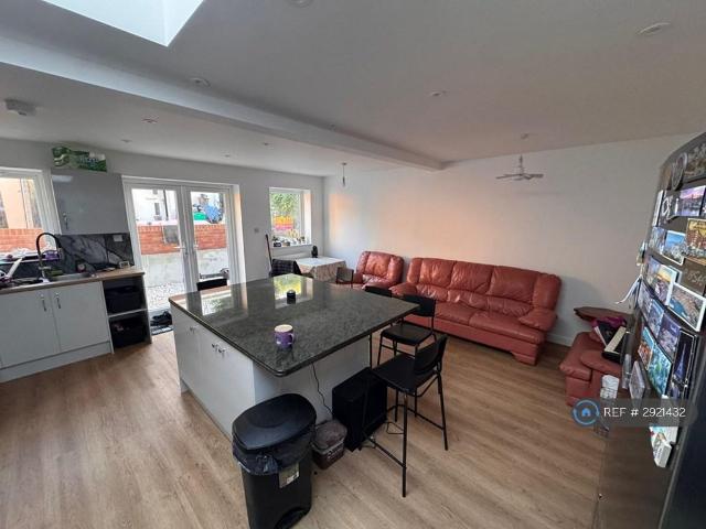 1 bedroom house share to rent