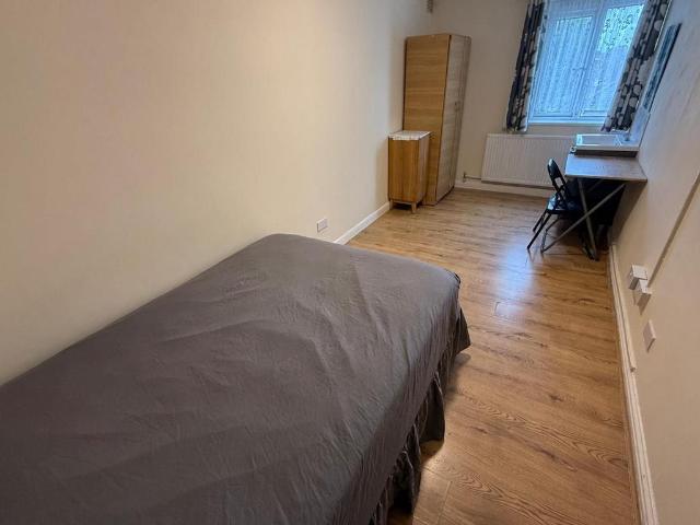 1 bedroom house share to rent