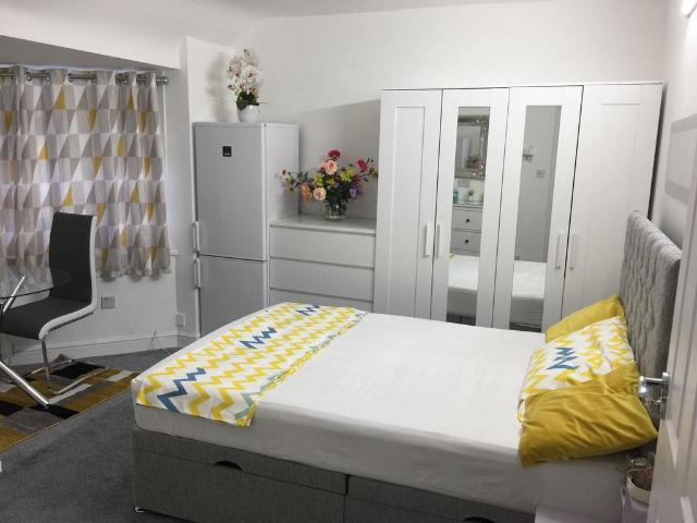 1 bedroom house share to rent