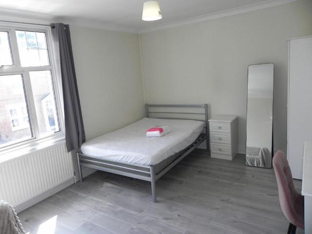 1 bedroom house share to rent