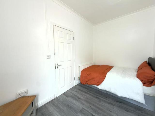 1 bedroom house share to rent