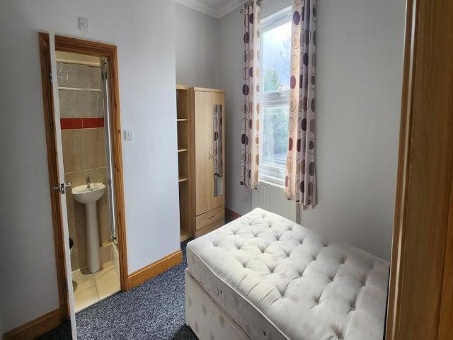 1 bedroom house share to rent