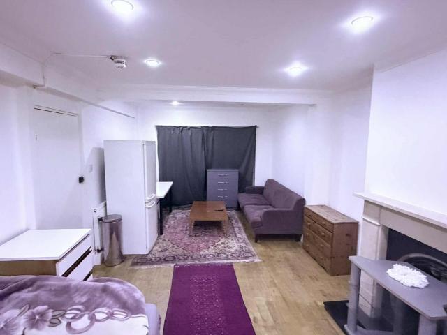 1 bedroom house share to rent