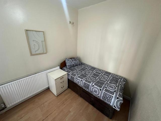 1 bedroom house share to rent