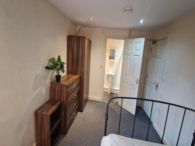 1 bedroom house share to rent