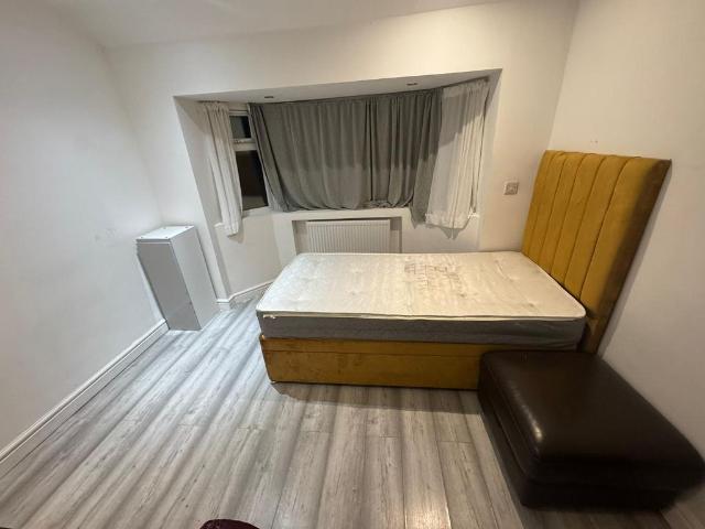 1 bedroom house share to rent
