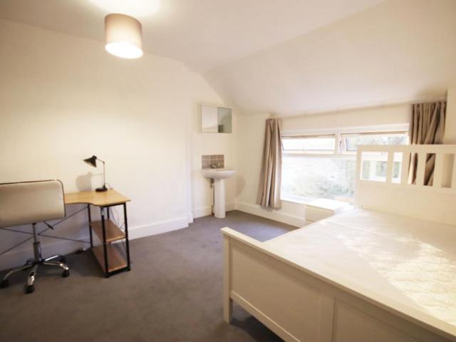 1 bedroom house share to rent