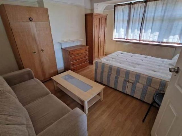 1 bedroom house share to rent