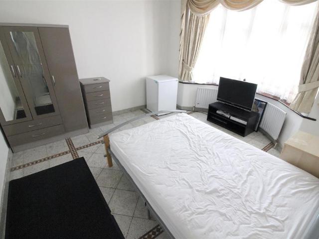 1 bedroom house share to rent